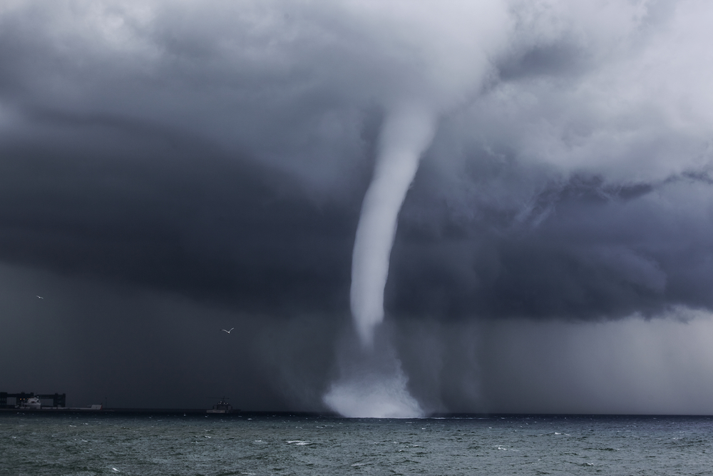 Meerdere waterhozen waargenomen rond IJsselmeer - BootAanBoot.nl