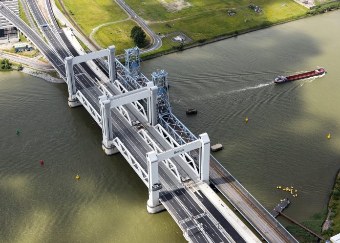 Aanpak storingen nieuwe Botlekbrug - BootAanBoot.nl