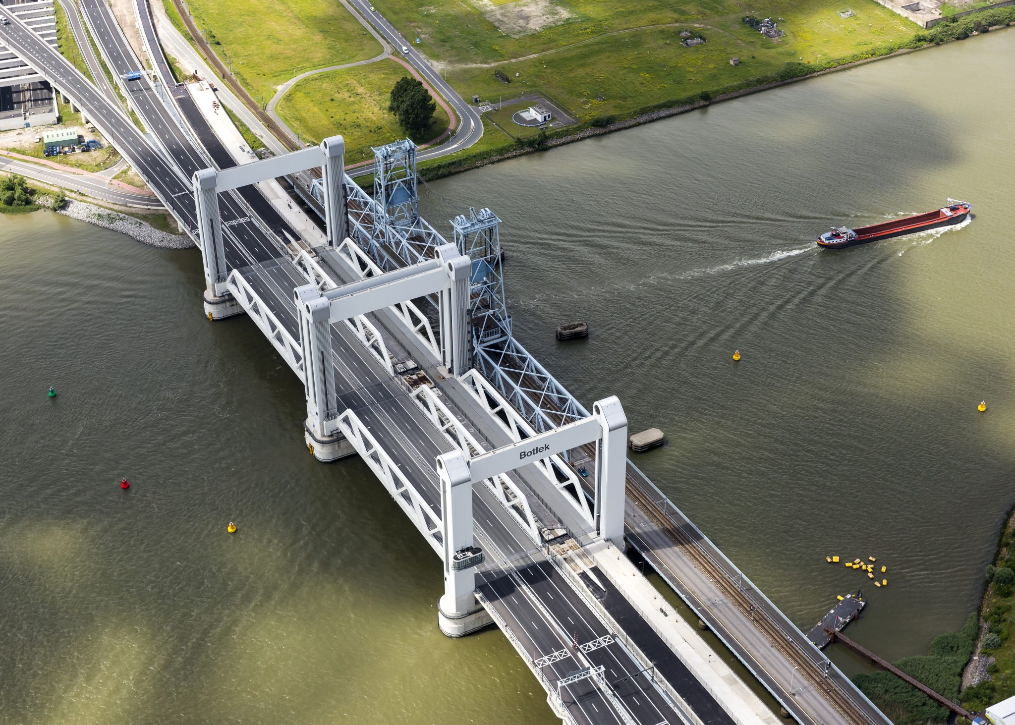 Aanpak storingen nieuwe Botlekbrug - BootAanBoot.nl