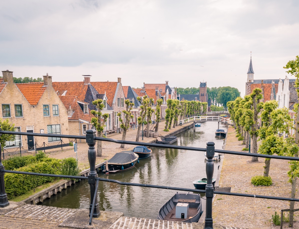 Meer boten passeren brug in Sloten - BootAanBoot.nl
