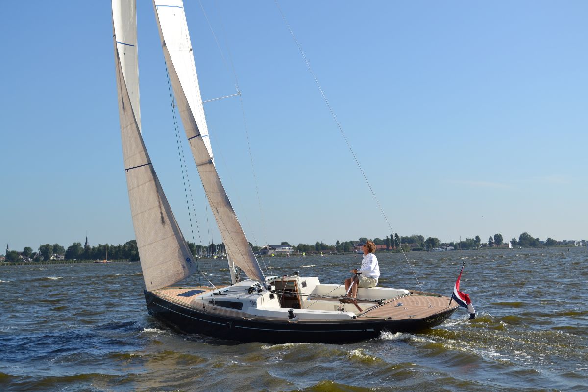 Menken Maritiem neemt bouw Flyer33 daysailer over - BootAanBoot.nl