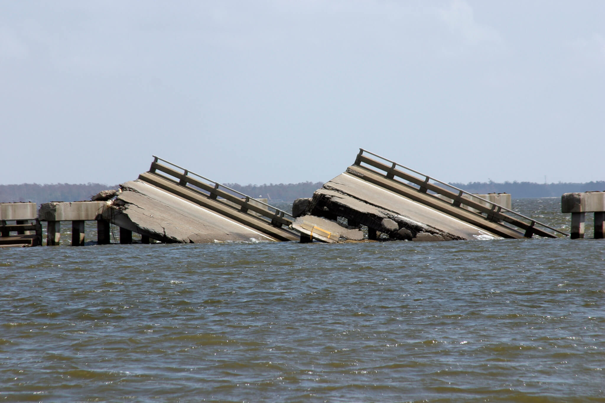 Brug stort in na botsing met boot in Amazonegebied - BootAanBoot.nl