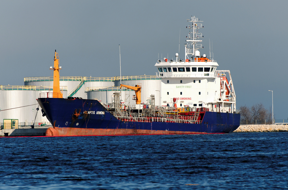 Zeeschip vaart achteruit in plaats van vooruit en ramt drie ...