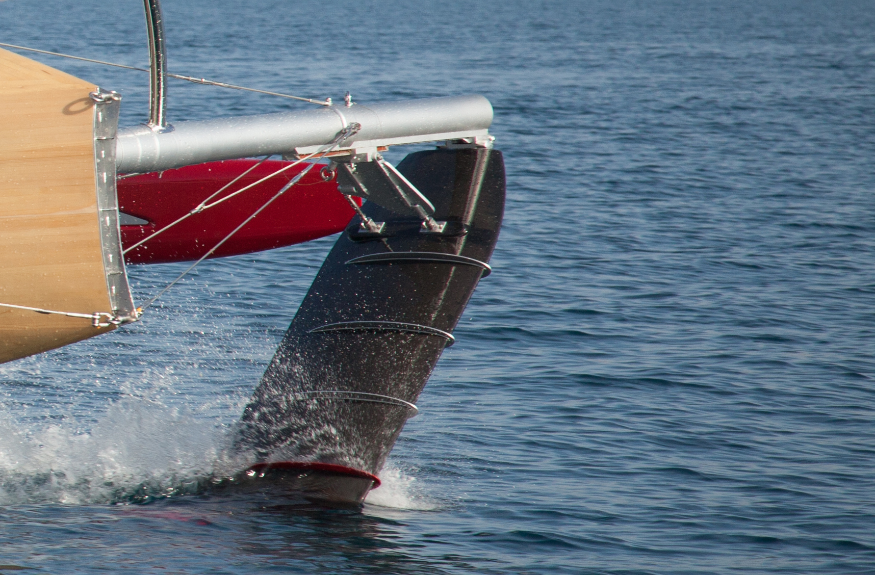 Elektrische speedboot lijkt boven het water te vliegen - BootAanBoot.nl