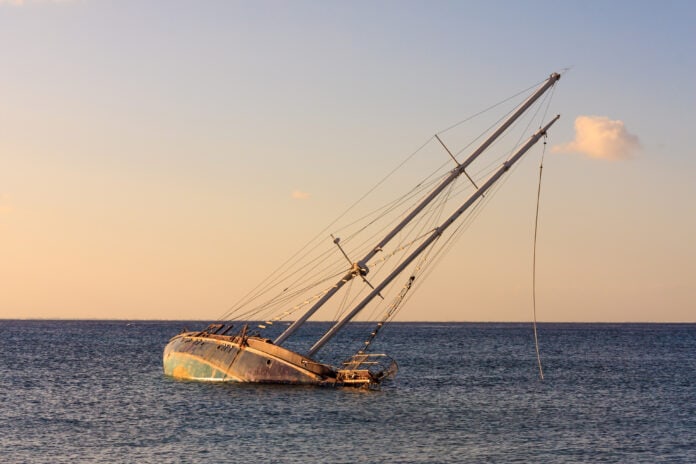Superjacht vergaat voor de kust van Zuid-Italië - BootAanBoot.nl