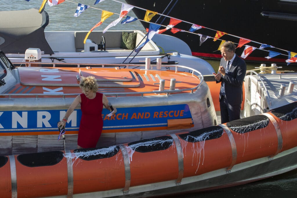 Brigitte Kaandorp doopt KNRM-reddingboot op Hiswa te Water - BootAanBoot.nl
