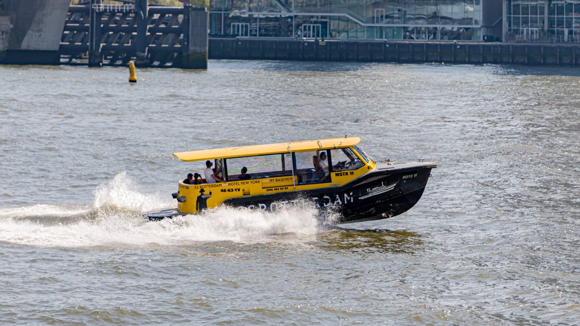 Primeur voor Rotterdam: Eerste watertaxi op waterstof in gebruik ...