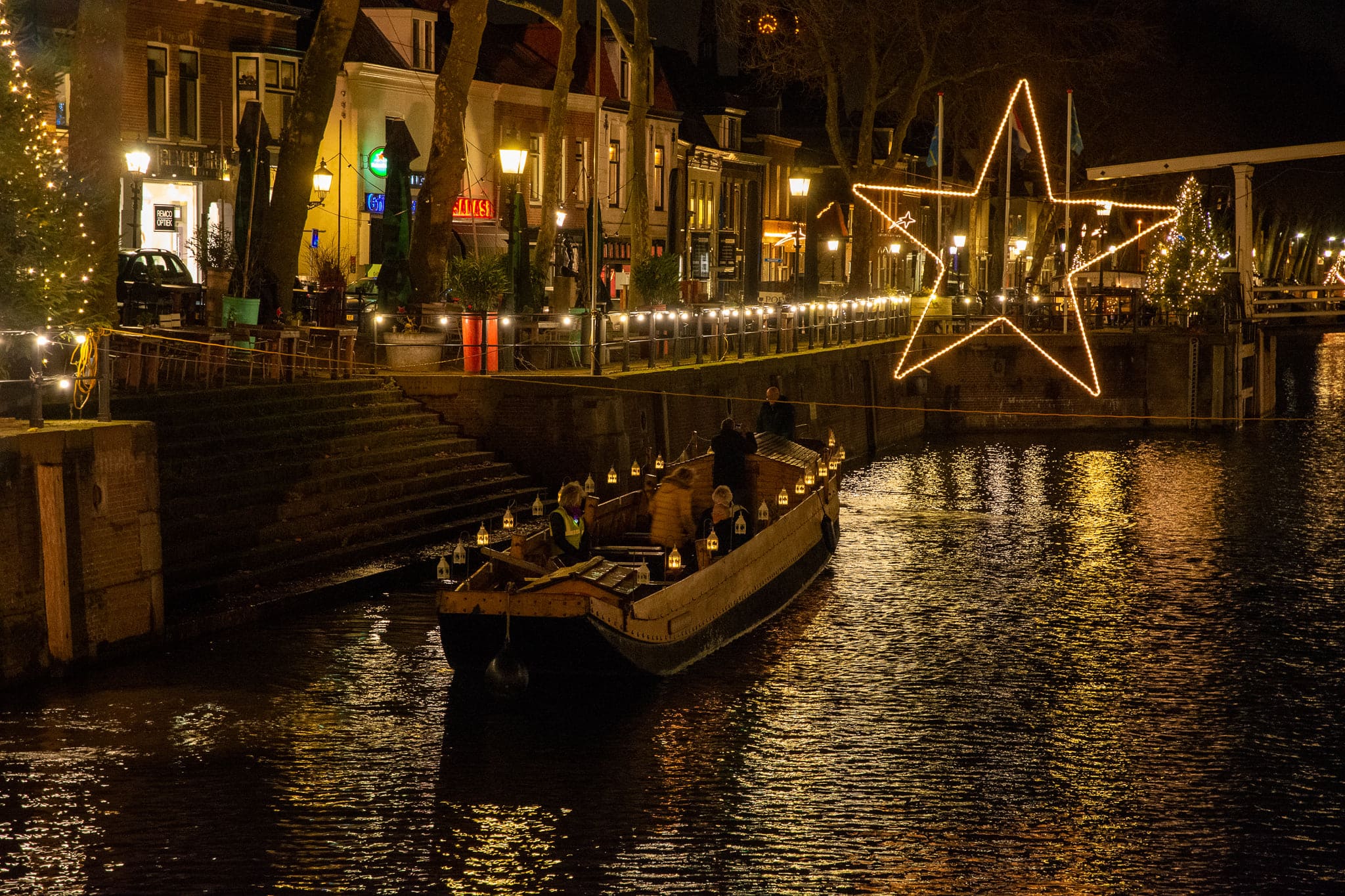 Kaarsjesvaart door Vreeswijk in kerstsfeer - BootAanBoot.nl