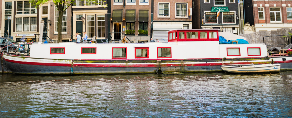 Rondvaartboot Zwolle zinkt door vuurwerkbom - BootAanBoot.nl