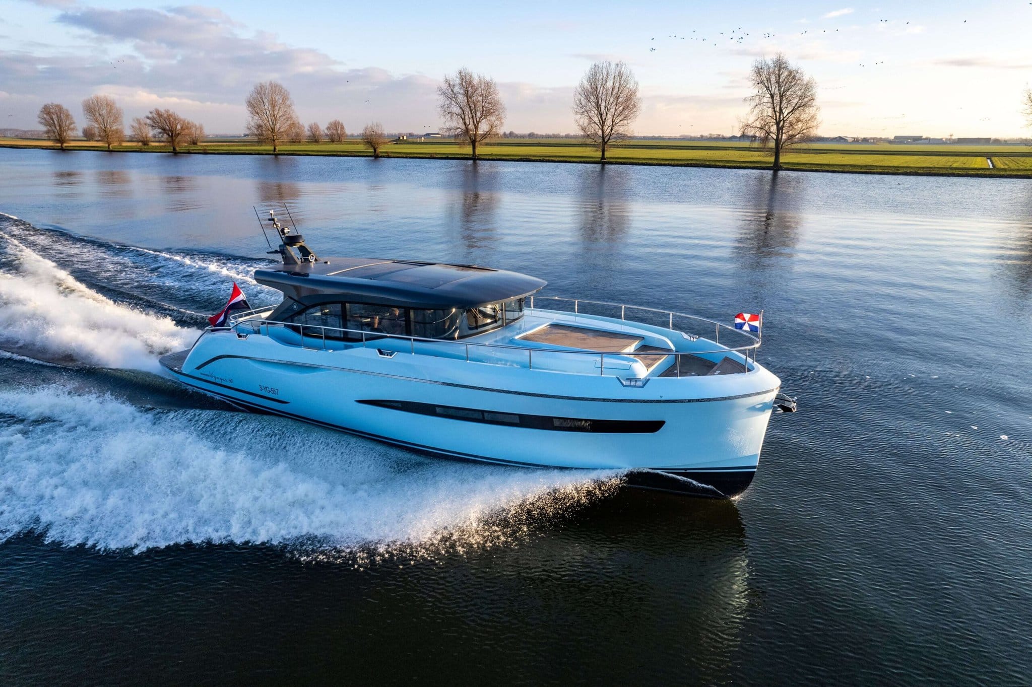 Van den Hoven laat Voyager 50 te water - BootAanBoot.nl