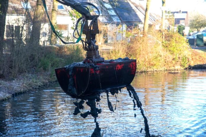Omvaren door verontreinigd slib in Opeinde - BootAanBoot.nl
