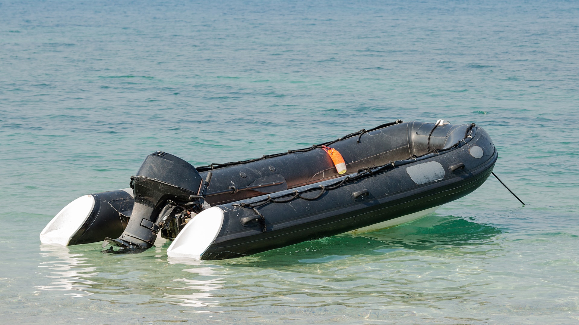 Twee mensen in rubberboot op de vlucht voor havenpolitie - BootAanBoot.nl