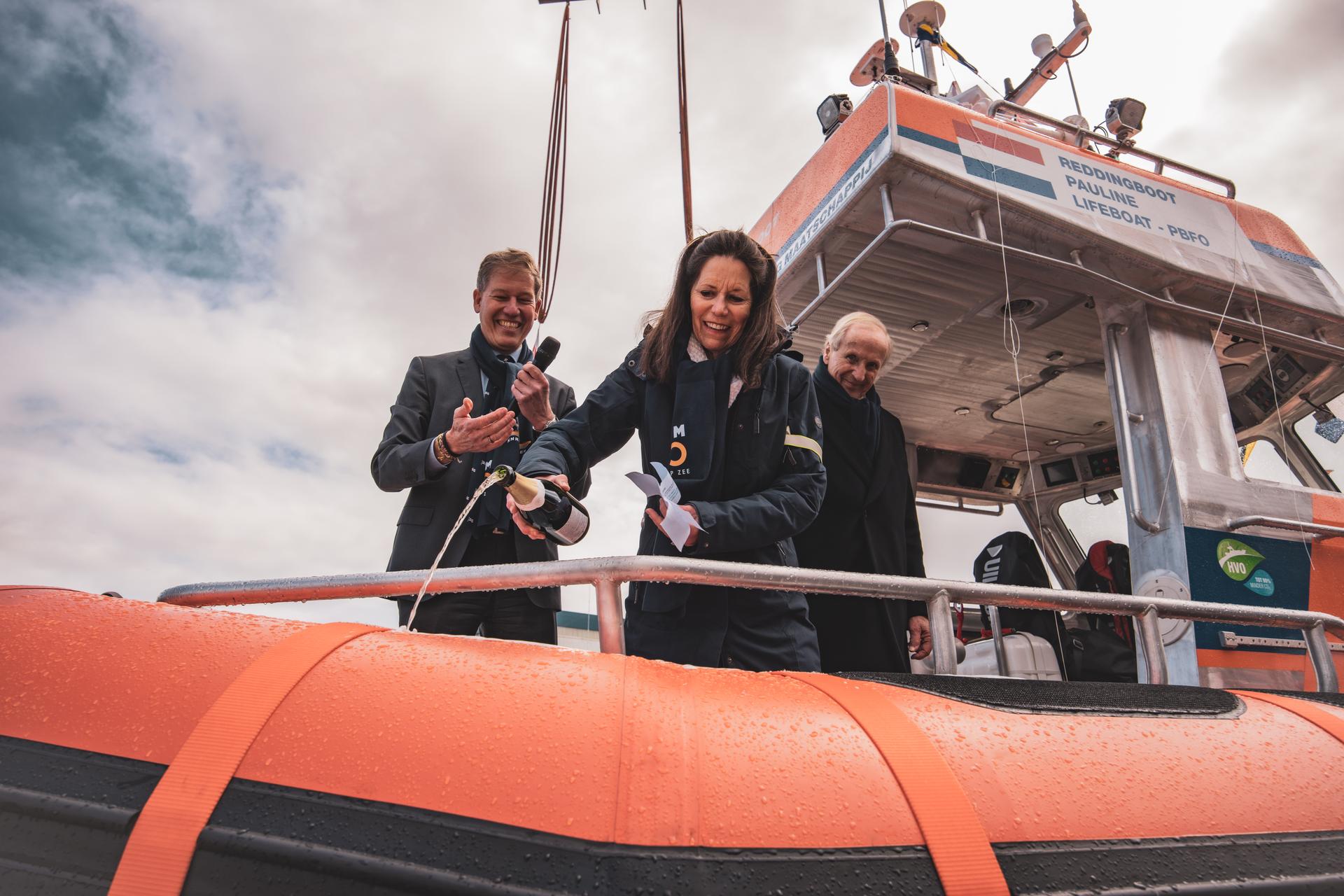 Nieuwe reddingboot voor KNRM-station Lemmer is gedoopt 'Pauline ...